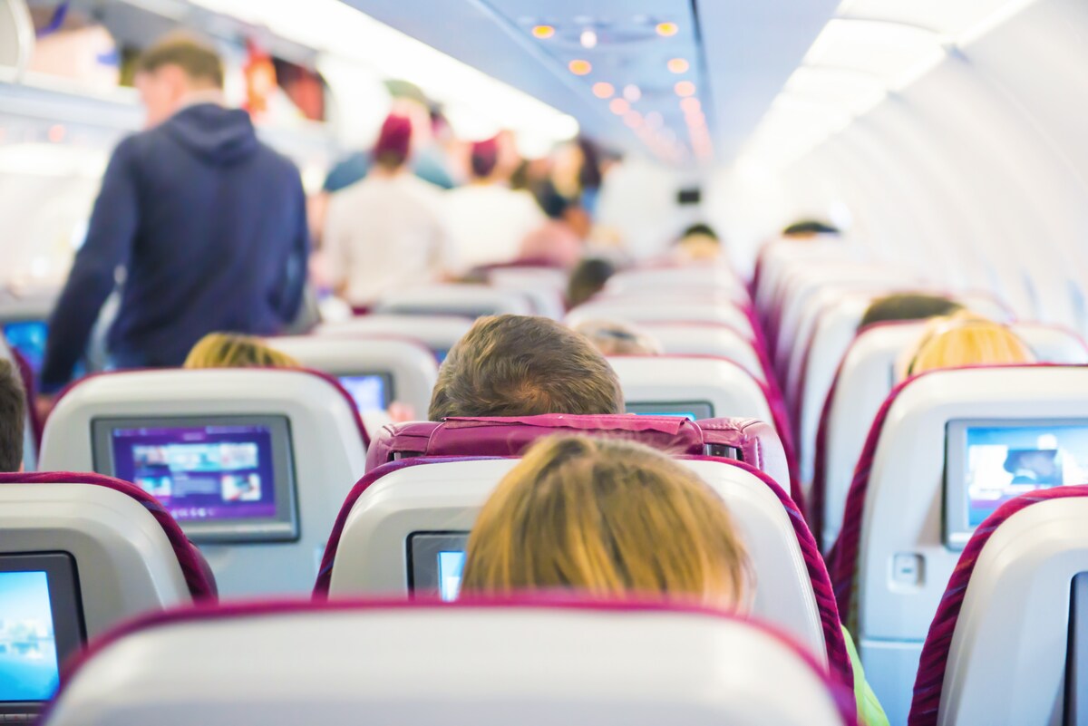 How to Practice Social Distancing While Traveling by Flight - Tips by ...