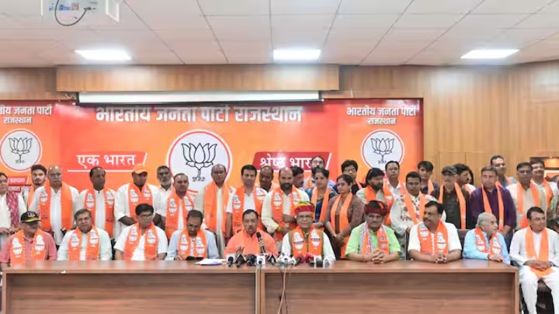 लोकसभा चुनाव से पहले बीजेपी की बढ़ी ताकत, पूर्व आईपीएस समेत 235 लोग एक ...