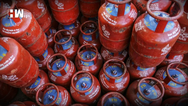 LPG Price Hike: महीने के पहले दिन महंगाई की मार, गैस सिलेंडर हुआ महंगा