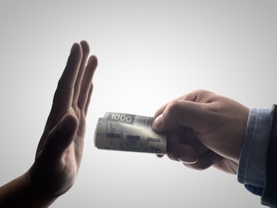 3 Steps to Deal with Unethical Actions in the Workplace
