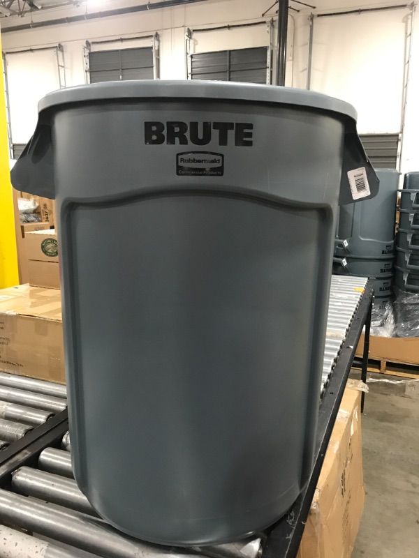Rubbermaid Commercial Products BRUTE Heavy-Duty Trash/Garbage Can, 32 ...