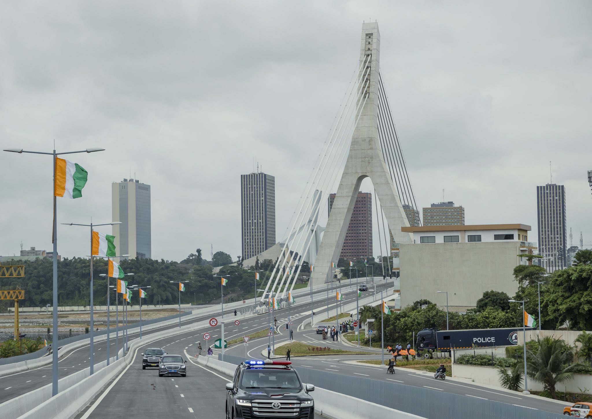 Ivory Coast - Cinquième pont d'Abidjan : quand la jeunesse admire l ...