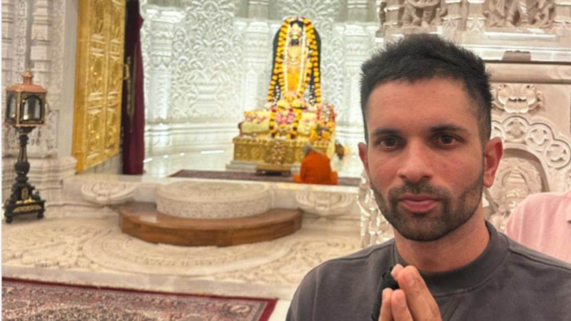 Keshav Maharaj: क्रिकेटर केशव महाराज पहुंचे अयोध्या, रामलला के किए दर्शन