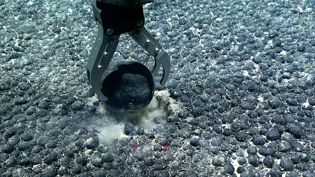 Scientists discover lumps of metal producing oxygen on the ocean floor ...