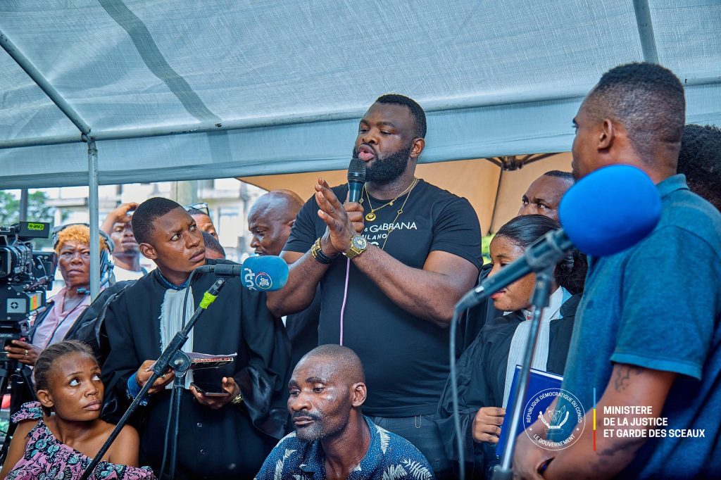 Kinshasa : des présumés braqueurs jugés en audience foraine sur le lieu ...